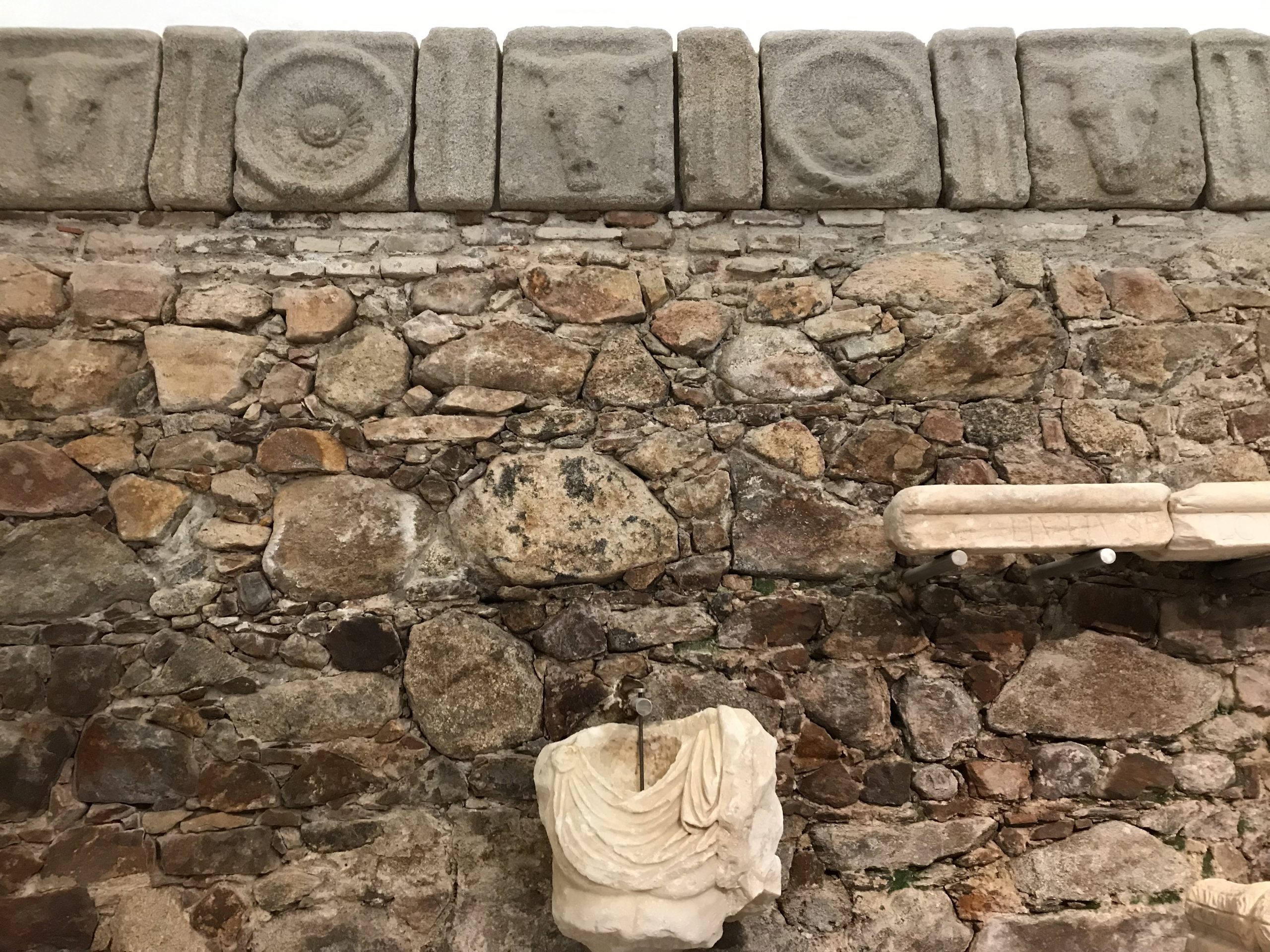 Elementos arquitetónicos e estatuária do Forum Romano de Évora | Ciclo ...